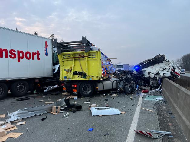 Schwerer Unfall: Lkw kracht auf der A7 auf Stauende