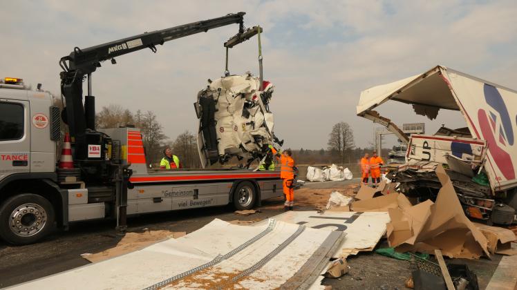 Schwerer Unfall: Lkw kracht auf der A7 auf Stauende