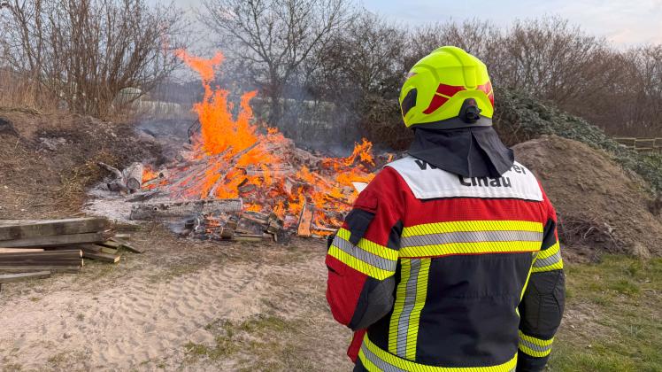 Müllbrand bei Linau: Feuerwehr verhindert Flächenbrand