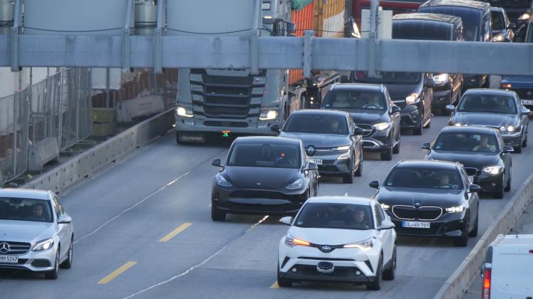 Totalausfall bei einem Tesla: Auto bleibt auf der A7 stehen