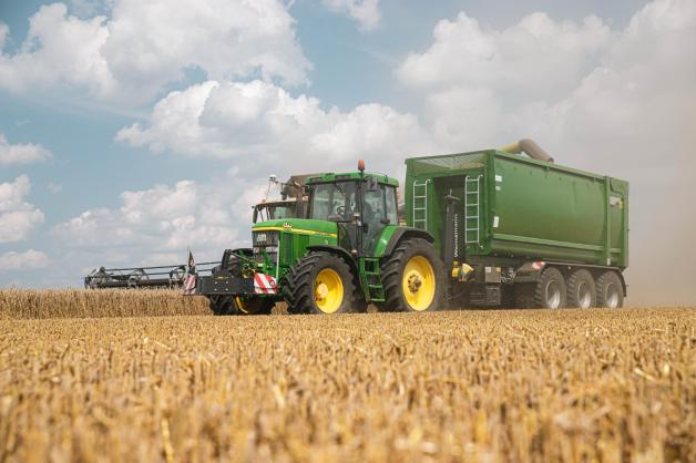 Uplengener beackert Social Media mit Landwirtschaftsfotografien