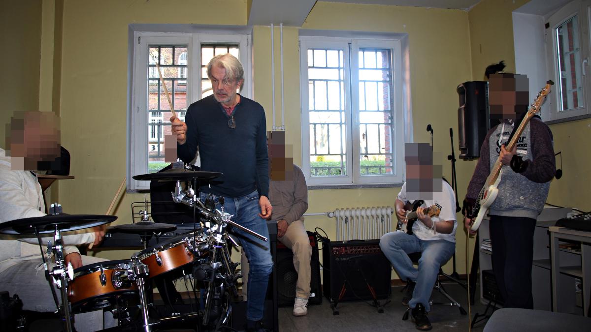 Musiklehrer der Knackis: Hamburger Klaus Volland rockt „Santa Fu“