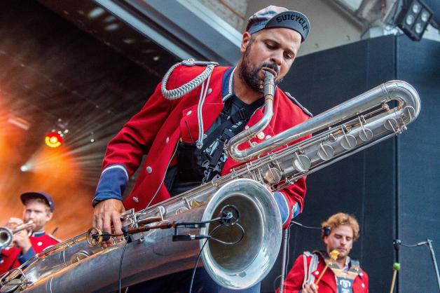 Hamburgs Meute erobert mit Techno und Tuba die Charts