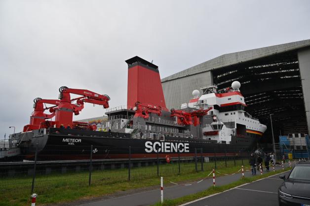 Meyer Werft: Forschungsschiff Meteor IV im Werfthafen angekommen