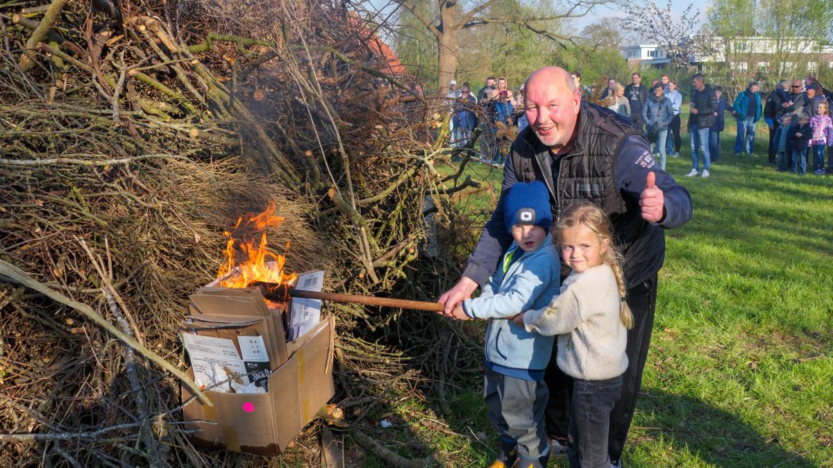 Osterfeuer bei Menkens in Hoykenkamp: die schönsten Fotos.