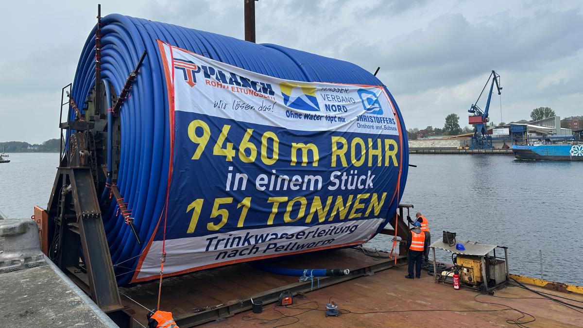 Rendsburg Port: Rekord-Wasserleitung für Pellworm verladen