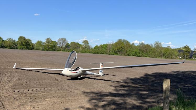Keine Thermik: Segelflugzeug landet bei Elmshorn auf Acker