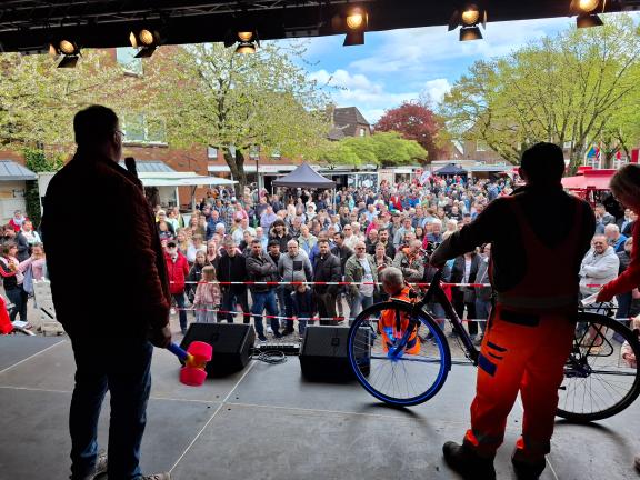 Viele Besucher beim Hauptstraßenvergnügen 2025 in Niebüll.