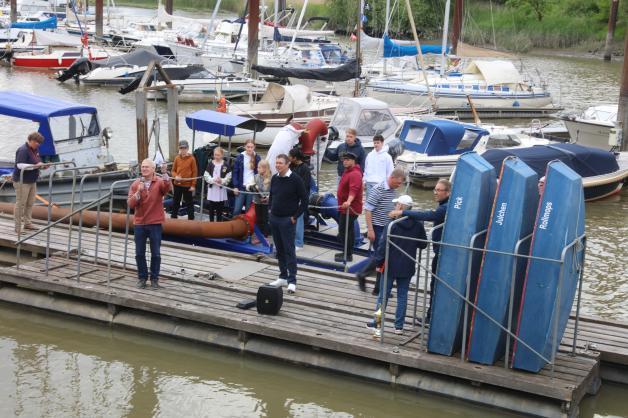 Der „Master Blaster“ bekämpft im Haseldorfer Hafen den Schlick