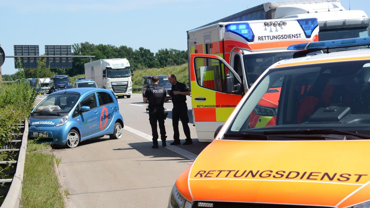 A1 Barsbüttel: Schwerer Unfall mit E-Auto sorgt für Stau
