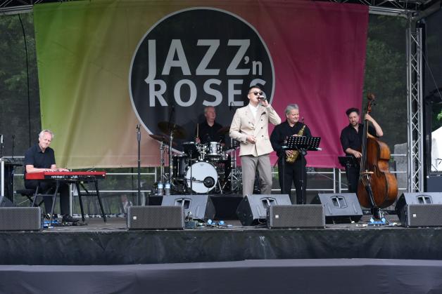 Elmshorn: Mika Miller rockt 25 Jazz 'n' Roses im Rosengarten