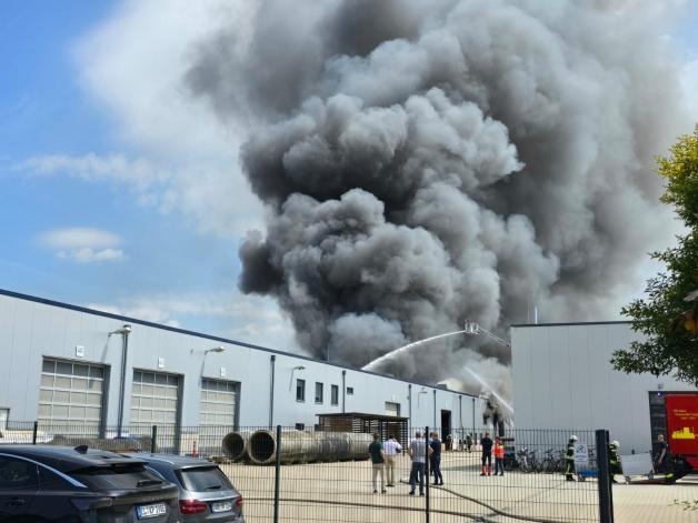 Großbrand in Lingen: Halle der Firma Rosen stand in Flammen