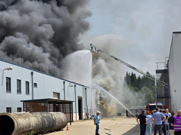 Großbrand bei Rosen in Lingen: Löscharbeiten noch in der Nacht