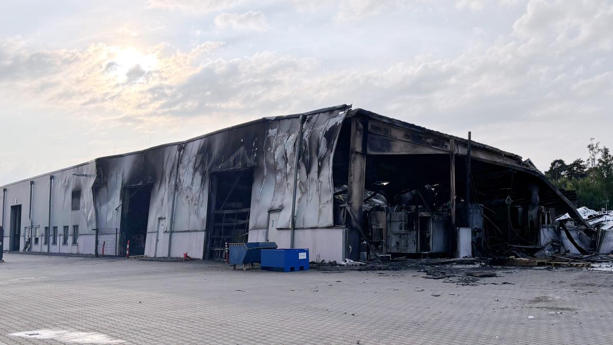 Großbrand bei Rosen in Lingen: Löscharbeiten noch in der Nacht