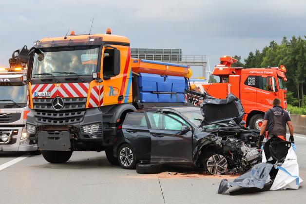 Schwerer Unfall auf A7 - Pkw kracht in Lkw der Autobahnmeisterei