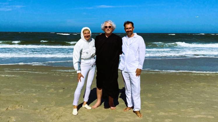 Ehepaar lässt sich in der Nordsee vor Sylt taufen