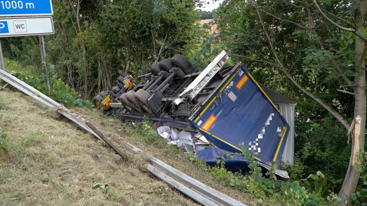 Unfall auf A30: LKW stürzt bei Gesmold die Böschung hinab