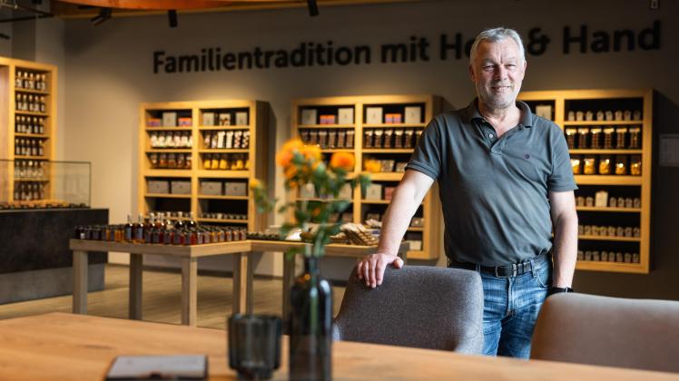 Jan Leysieffer eröffnet Café mit Pralinen an der A1 bei Osnabrück
