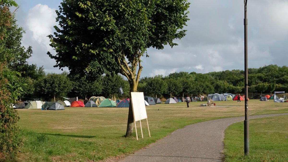 Sylt: Protestcamp der Punks auf der Festwiese gestartet