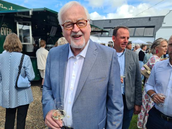 Milliardär und Föhr-Freund Frederik Paulsen eröffnet sein Weingut