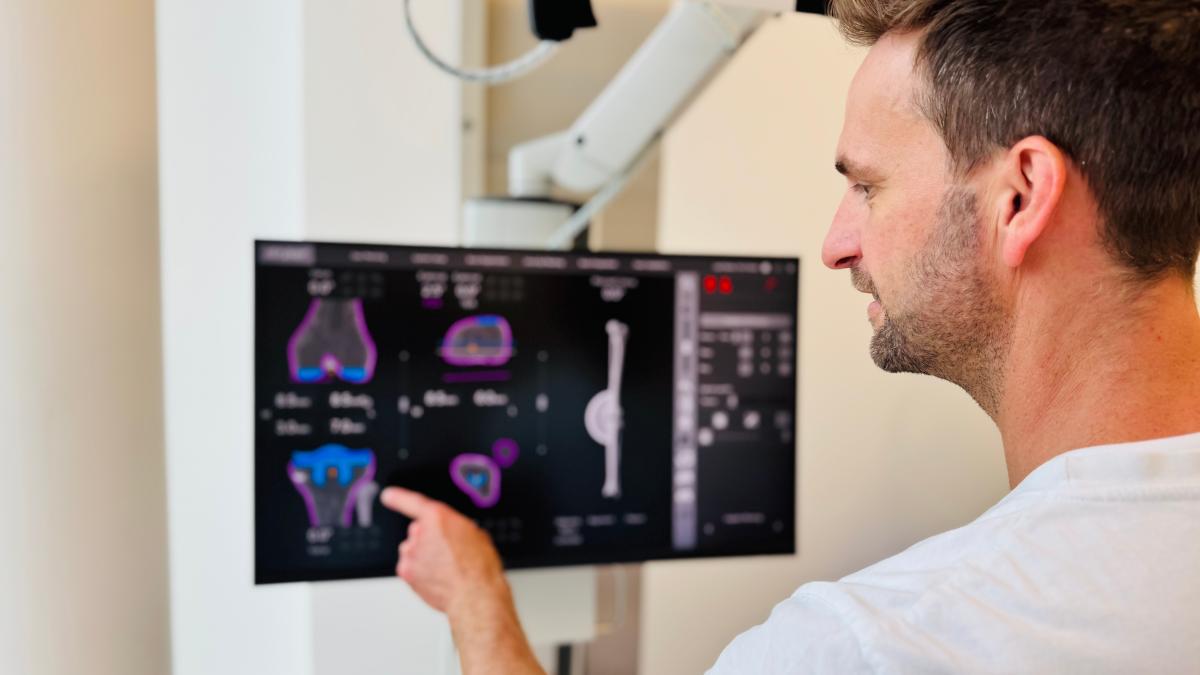 FEK Neumünster: OP-Roboter hilft bei neuem Knie und Hüft-OP