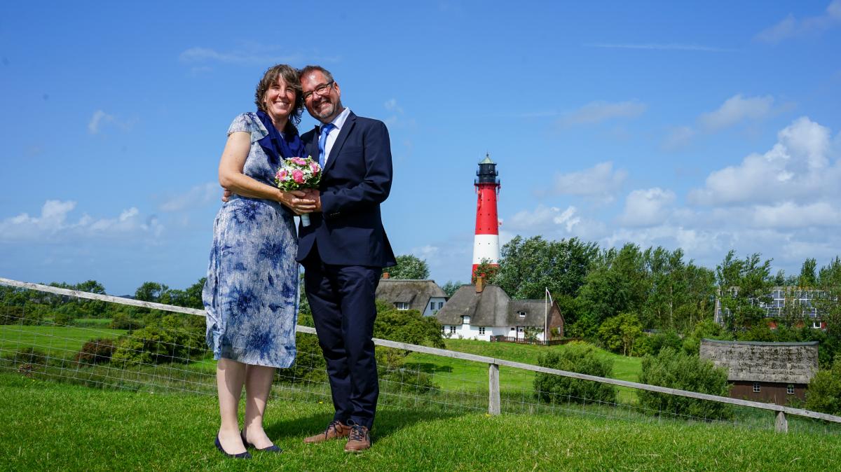 Pellworm: 5000. Hochzeit auf dem Leuchtturm über dem Wattenmeer