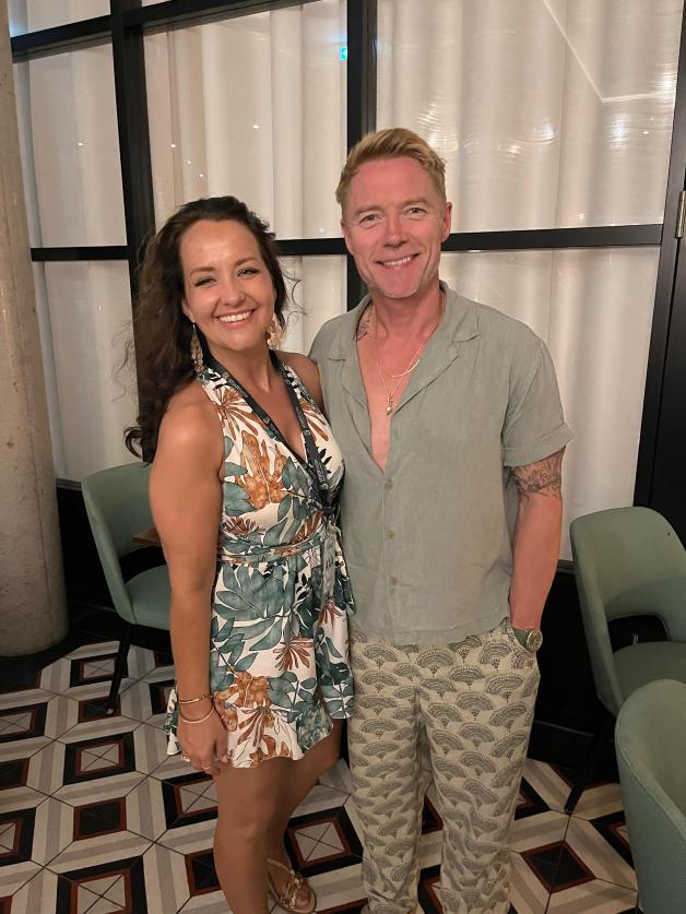 Lingenerin Susan Albers tritt mit Ronan Keating auf