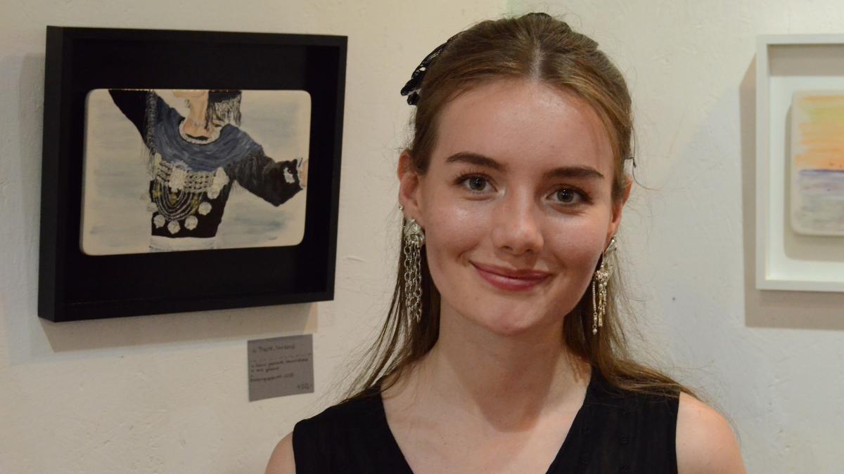 Künstlerin Caroline Flor zeigt Amrumer Inselbilder auf Keramik