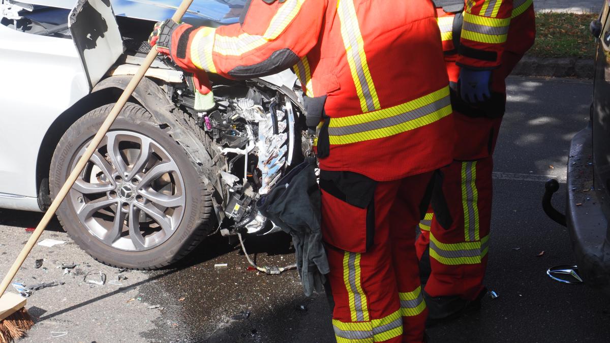Unfall auf Schanzenstraße in Uetersen: Mercedes heftig beschädigt