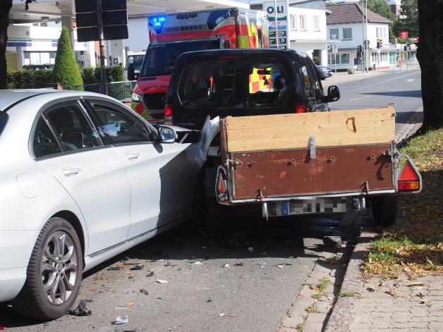 Unfall auf Schanzenstraße in Uetersen: Mercedes heftig beschädigt