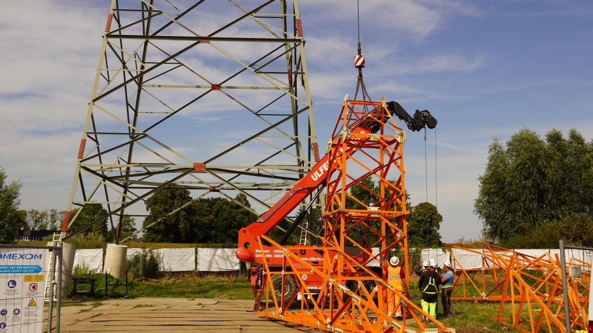 So läuft der Aufbau neuer Hochspannungsmasten bei der Meyer Werft