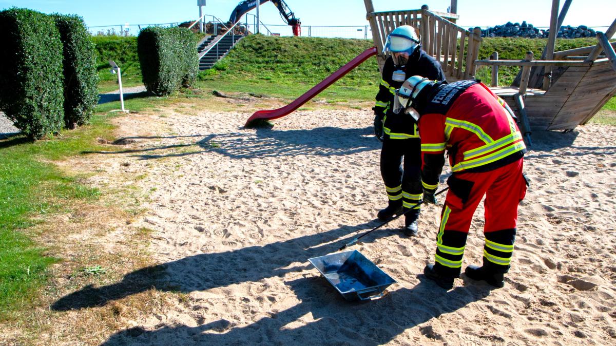 Weißer Phosphor? Strand-Fund löst Gefahrgut-Einsatz an Ostsee aus