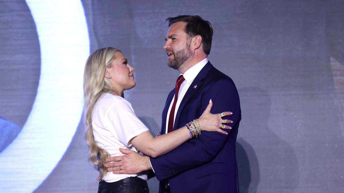 Intime Umarmung: JD Vance und Kirk-Witwe ernten Kritik in den USA