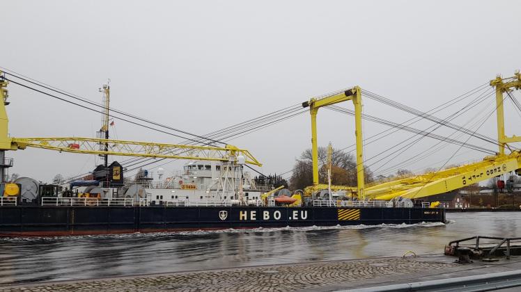 Kran-Gigant Hebo Lift 10 passiert Rendsburg auf Nord-Ostsee-Kanal