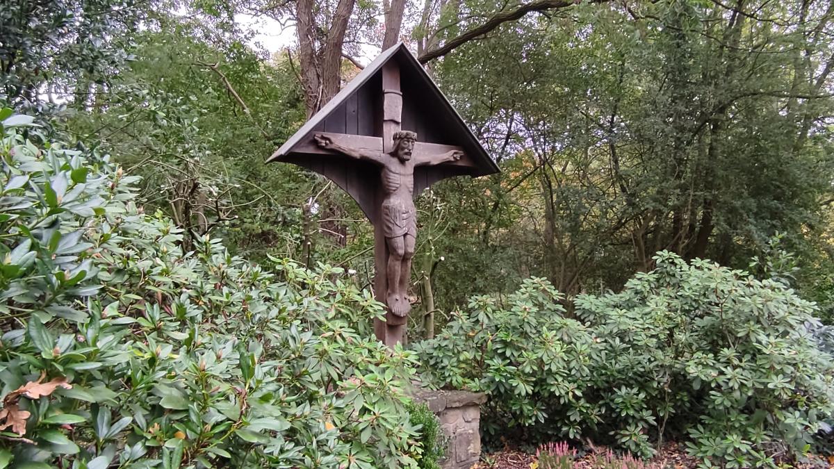 Kolpingsfamilie reinigt Kohschulten Kreuz in Lingen-Darme