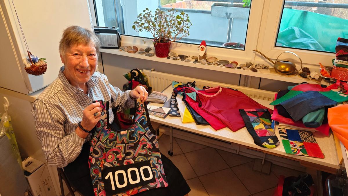 Mit 94 Jahren: Dörte Franzen näht 1000 Taschen aus Regenschirmen