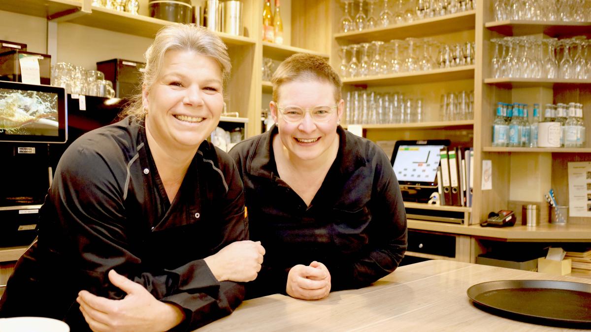Team: Sandra Pletschke und Sarah Findeklee im Stadtgalerie Café