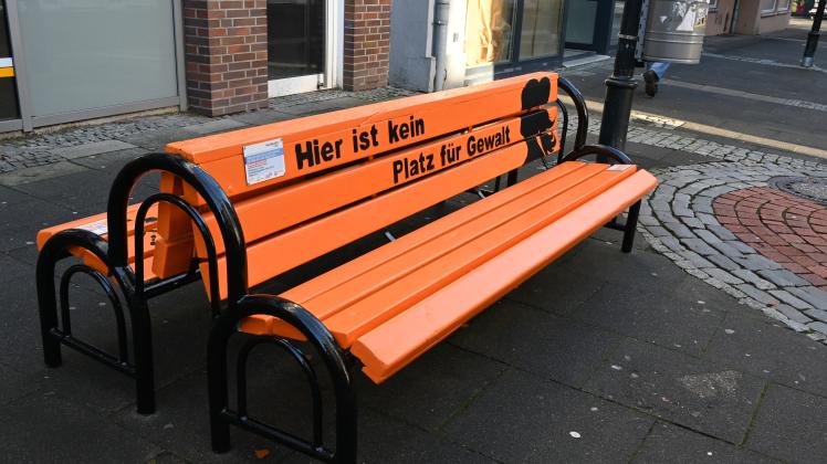 Innenstadt Bad Oldesloe: Was hinter der orangen Bank steckt