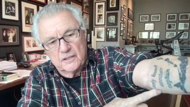 Interview: John Irving erklärt mir die Tattoos auf seinen Armen