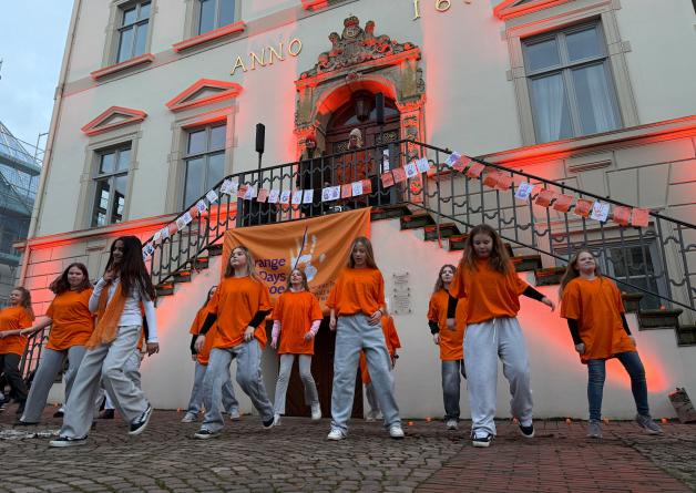 Orange Day: Itzehoes Bürger setzen Zeichen gegen Gewalt an Frauen