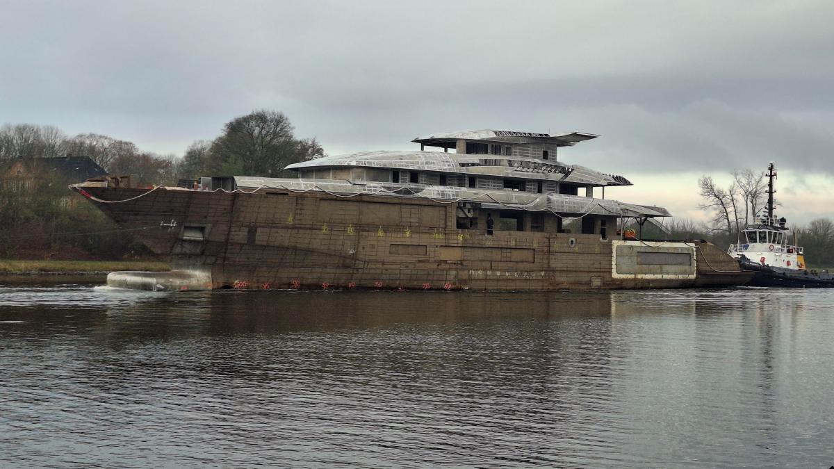 Superyacht passiert NOK: Rohbau Abeking 6516 in Rendsburg