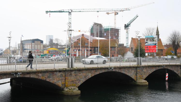 Marode Hafenbrücke in Neustadt: Plant Land SH an Stadt vorbei?