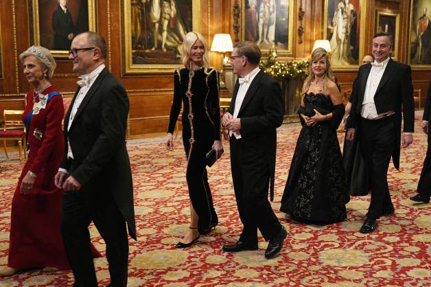 Darum saß Wadephul zwischen König Charles und Claudia Schiffer