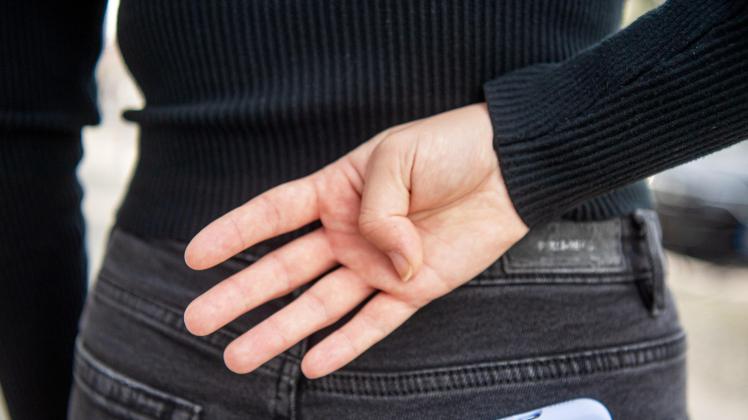 Handzeichen und Codes: Wie sie „heimlich“ Hilfe rufen können