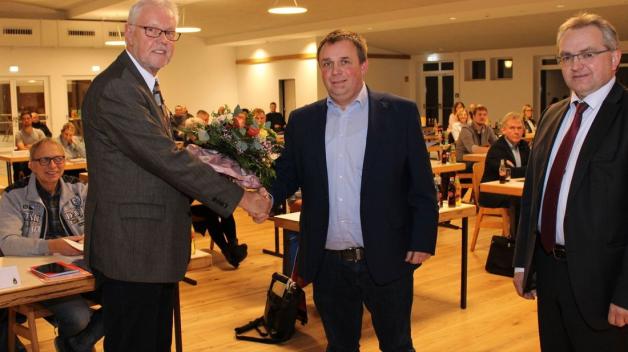 Kunstrasenplatz Haselünne im Winter: Diskussion um Rutschgefahr