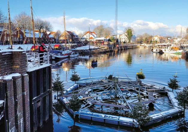 Schwimmender Weihnachtsbaum lockt Besucher nach Carolinensiel