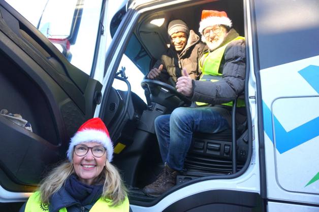 Rotary-Club verteilt Geschenke an Lkw-Fahrer auf der A1 bei Damme