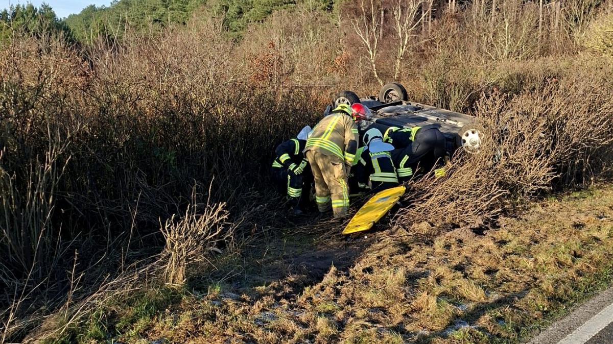 Blitzeis auf Amrum: Auto überschlägt sich, Bus bleibt stecken
