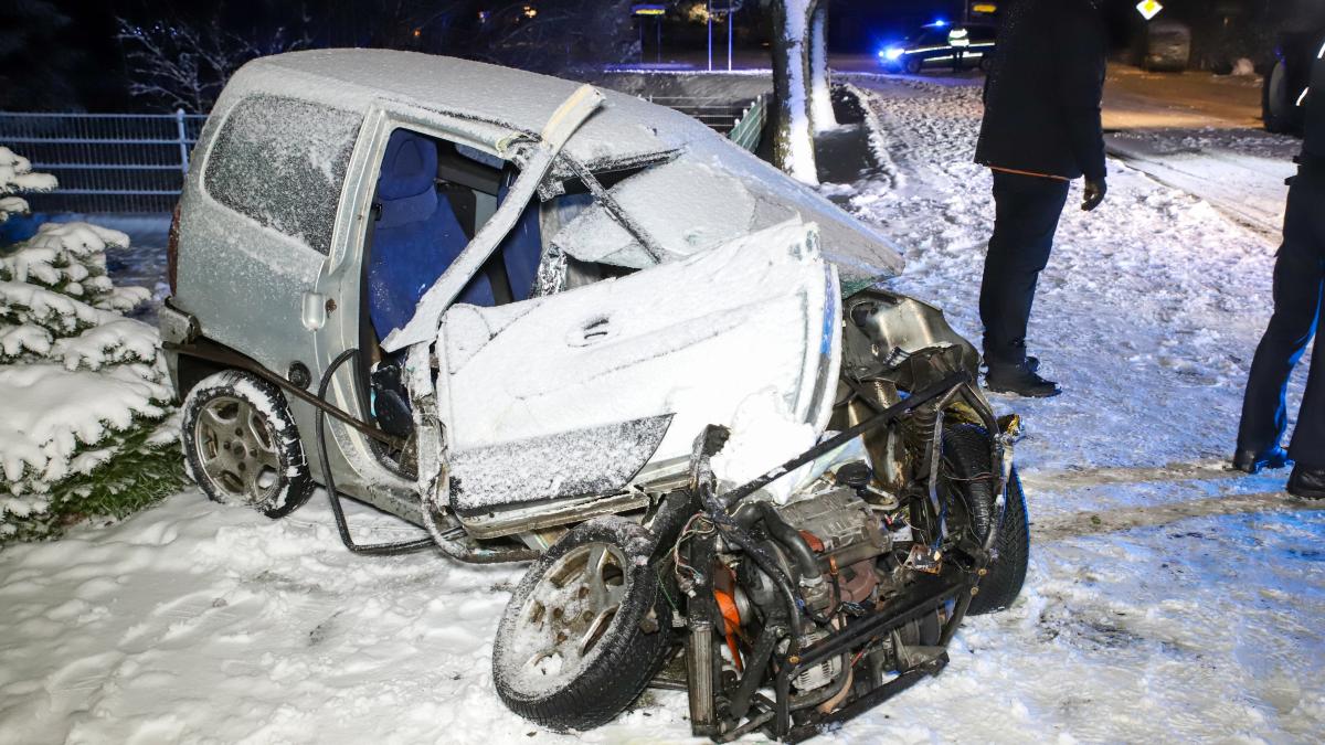 Heftiger Schnee-Unfall in Frestedt: Microcar kracht in Traktor