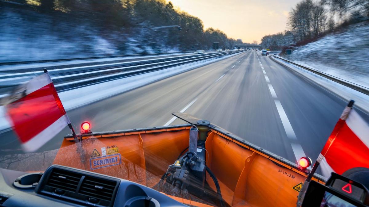Räumfahrzeuge auf der Straße: So verhält man sich richtig